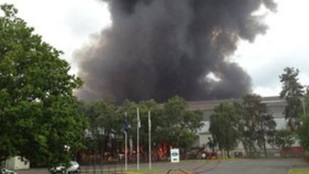 Kidderminster recycling plant fire demolition starts - BBC News