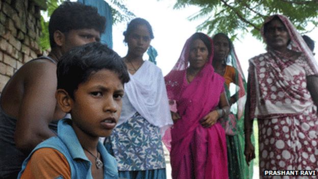 India school meal: 'Ghost village' parents mourn dead - BBC News