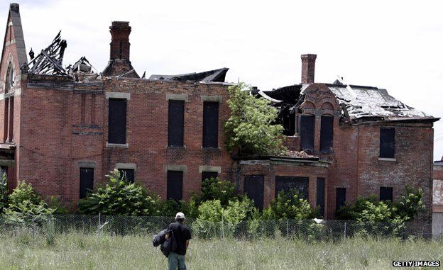 Detroit: Six ways 'shrinking' cities try to survive - BBC News