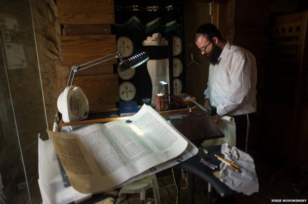In pictures: Writing a Torah scroll - BBC News
