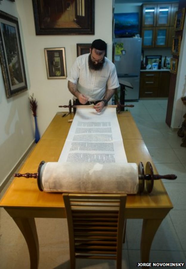 In pictures: Writing a Torah scroll - BBC News