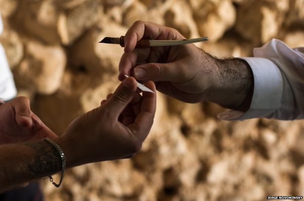In pictures: Writing a Torah scroll - BBC News