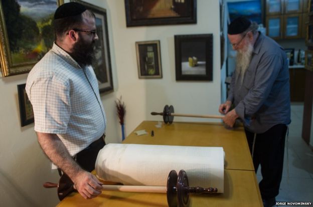 In pictures: Writing a Torah scroll - BBC News