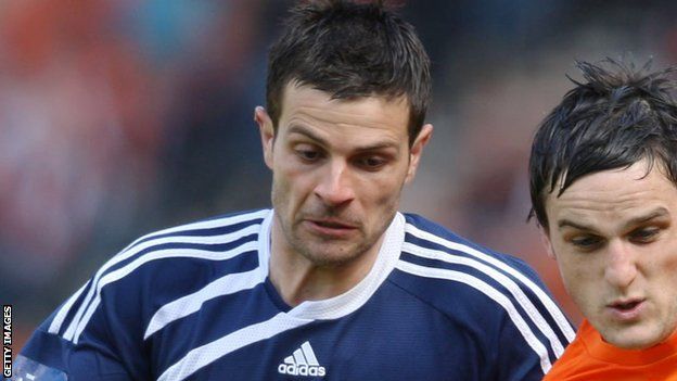 Steven Craig: Wycombe Wanderers striker signs deal - BBC Sport