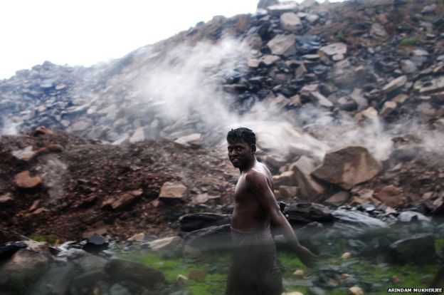 In pictures: India coal fires - BBC News