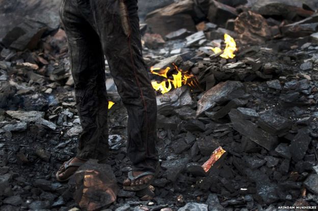 In pictures: India coal fires - BBC News