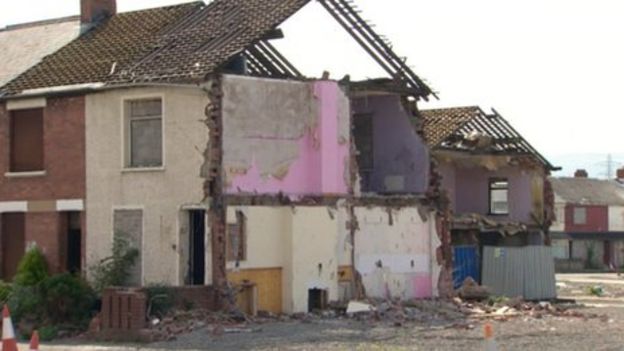 Village life inside south Belfast's urban demolition zone - BBC News