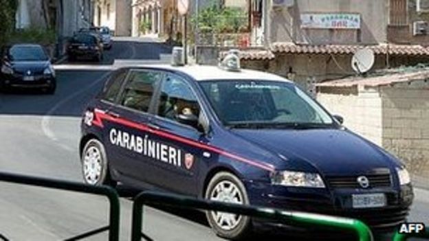 Italy police swoop on Mafia near Rome and in Calabria - BBC News