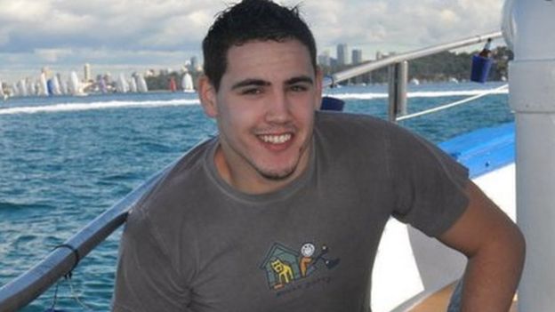 Australia: Lost German tourist 'ate flies' to survive - BBC News