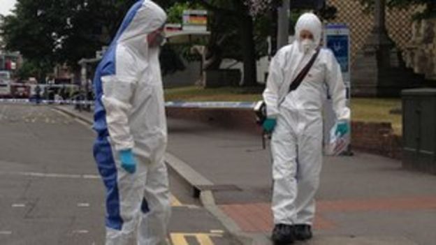 Man, 23, injured in suspected stabbing attack in Reading - BBC News