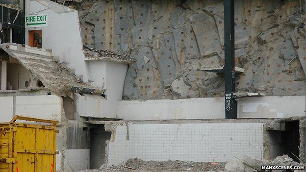 Isle of Man 'shame' over Summerland fire disaster - BBC News