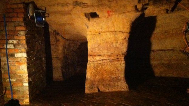 'Music hall' pub in Nottingham expands into caves - BBC News