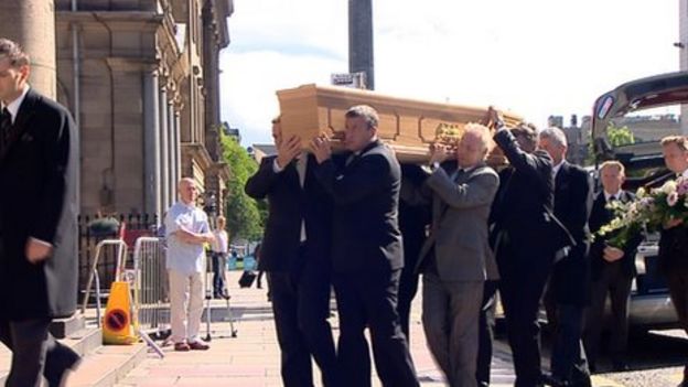 Funeral held for Hibernian legend Lawrie Reilly - BBC News