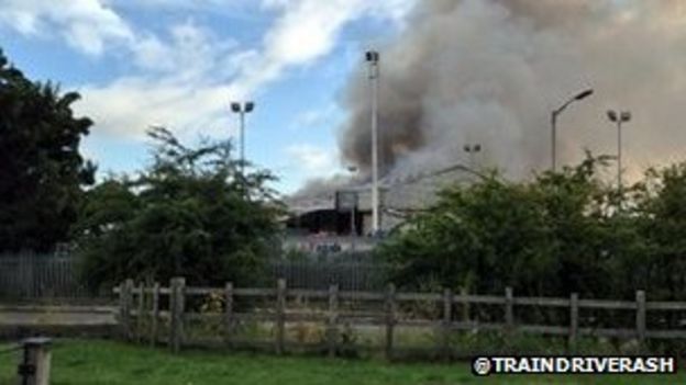 Worksop recycling fire: Crews still at scene - BBC News
