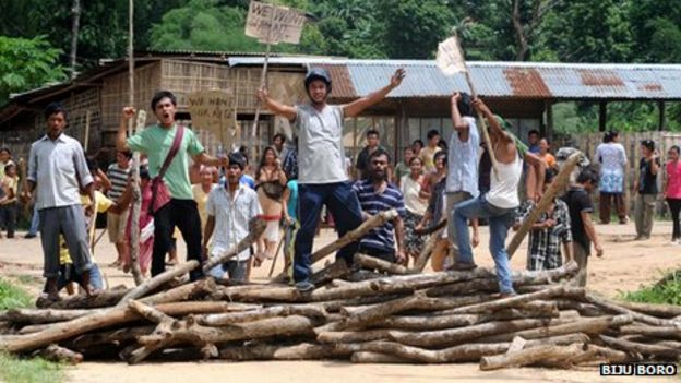 Thousands flee tribal clashes in India's Assam state - BBC News