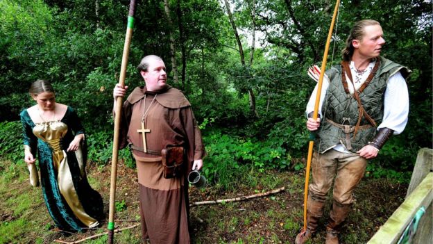 In pictures: Robin Hood Festival in Sherwood Forest - BBC News