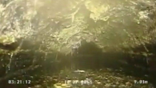 Giant fatberg weighing ten tonnes breaks sewer - BBC Newsround