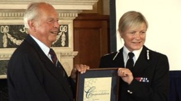 Great Train Robbery: Ex-officers commended on 50th anniversary - BBC News