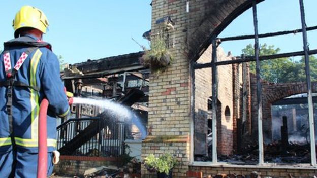 Hartford Mill pub fire in Huntingdon destroys building - BBC News