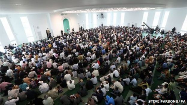 Thousands celebrate Eid at Morden mosque - BBC News