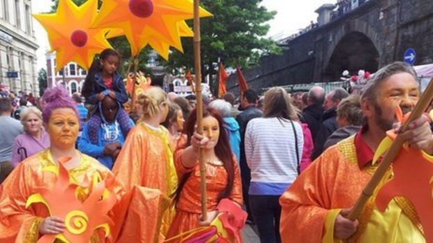 Thousands cheer as fleadh opens in Derry - BBC News