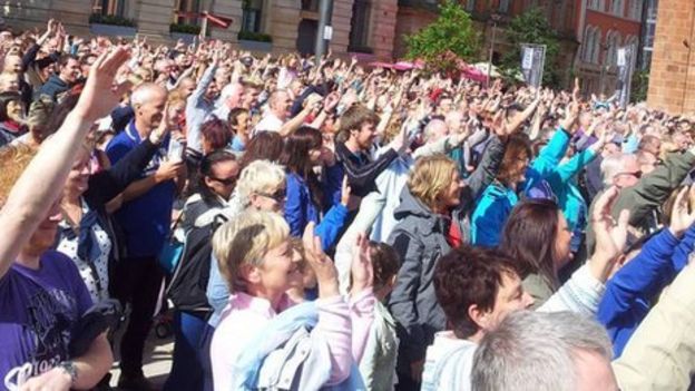 Thousands cheer as fleadh opens in Derry - BBC News