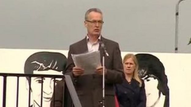 Gerry Kelly defends Castlederg IRA dead parade speech - BBC News