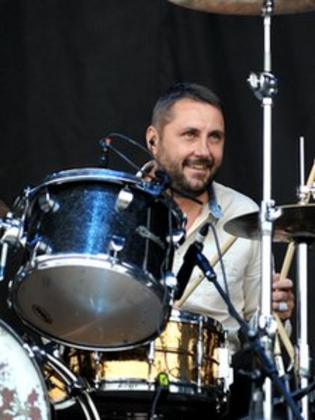 Charlatans drummer Jon Brookes dies age 44 - BBC News