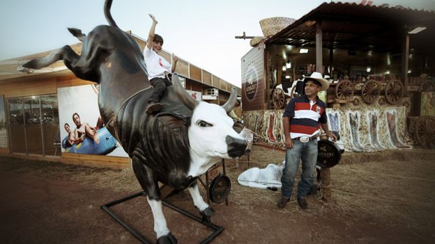 Cowboys at Brazil's Festa do Peao - BBC News