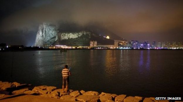 Gibraltar dispute: Spanish fishermen in reef protest - BBC News