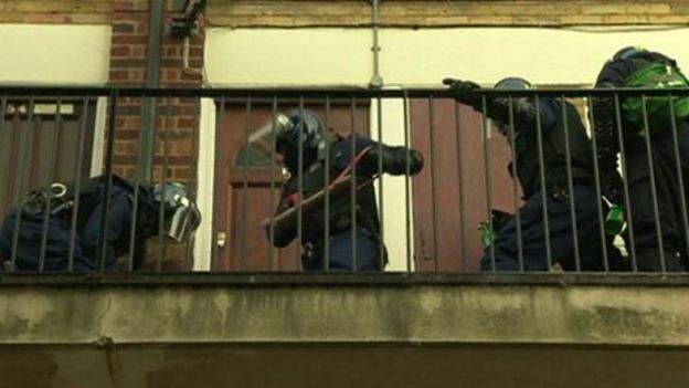 London raids after suspected gangs 'taunt' on Ask.fm - BBC News