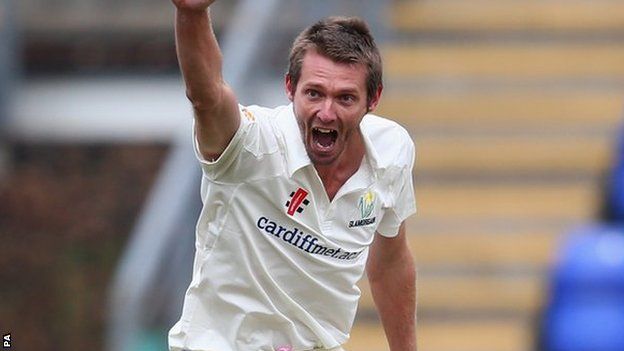 Glamorgan v Leicestershire: Hogan the hero as wickets tumble - BBC Sport
