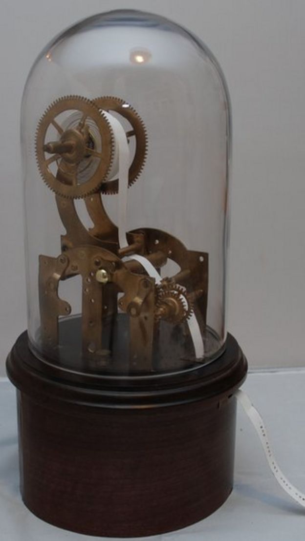 Tweets printed by home-built ticker-tape machine - BBC News