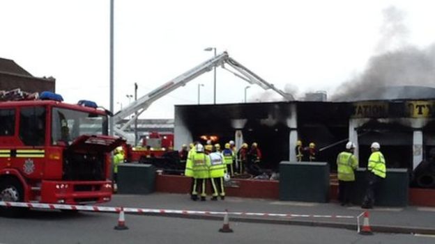 Thousands of tyres in Wolverhampton fire - BBC News