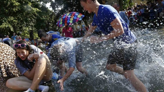 In pictures: Football on the water - BBC News