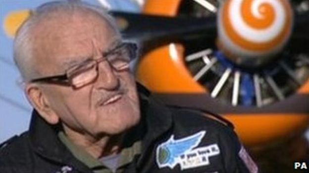 Norma Howard, 91, becomes 'oldest UK woman to wing-walk' - BBC News