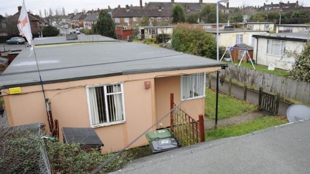 Last post-war prefab homes in Bristol are replaced - BBC News