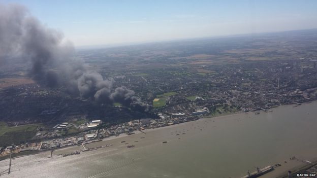 In pictures: Gravesend fire near gas tanks - BBC News