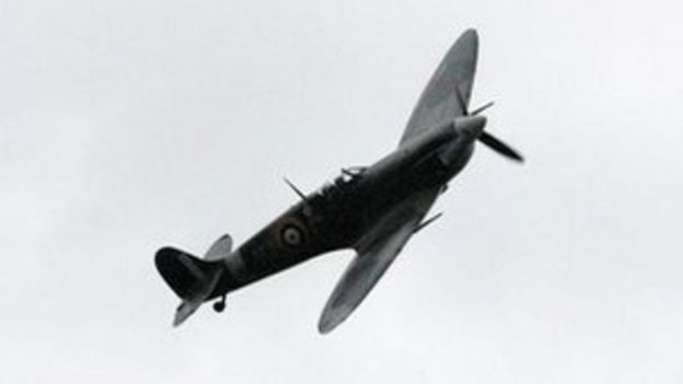 Crashed WWII Spitfire being dug up on Salisbury Plain - BBC News