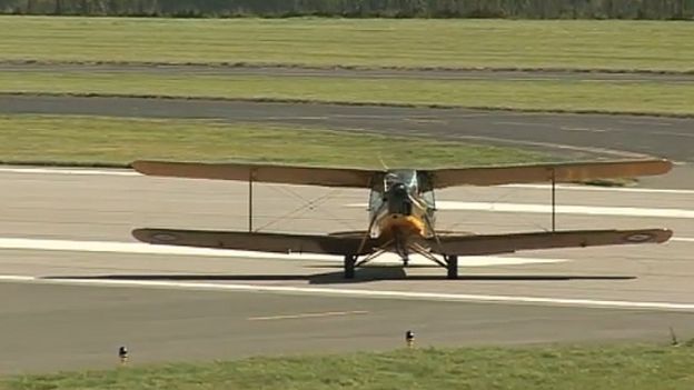 Comet Racer returns to Hatfield for de Havilland anniversary - BBC News