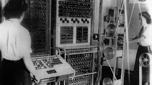 Museum switches on historic computer - BBC News