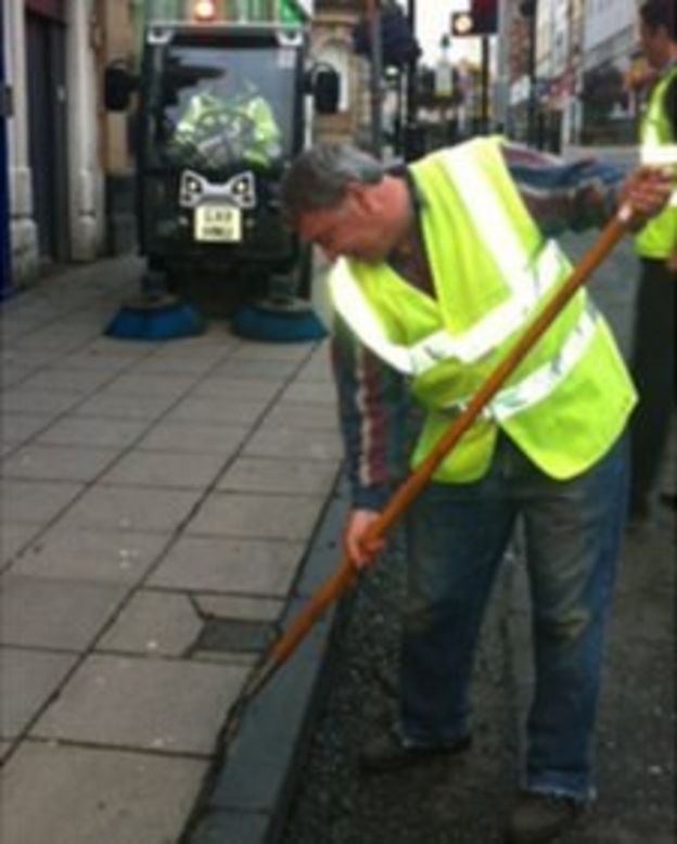 Shop owners help clean 'scruffy' Scarborough streets - BBC News