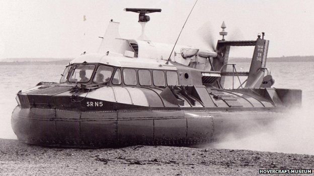 Hovercraft receives mechanical engineers award - BBC News