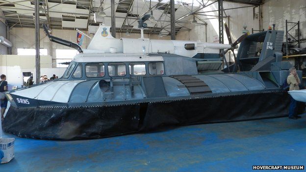 Hovercraft receives mechanical engineers award - BBC News