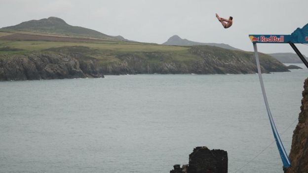 Cliff Diving World Series: Dizzy heights in Pembrokeshire - BBC News