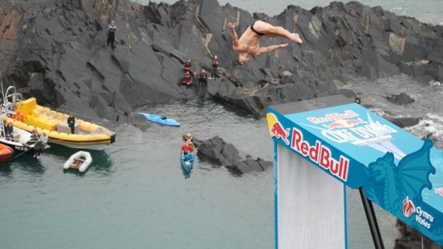 Cliff Diving World Series: Dizzy heights in Pembrokeshire - BBC News