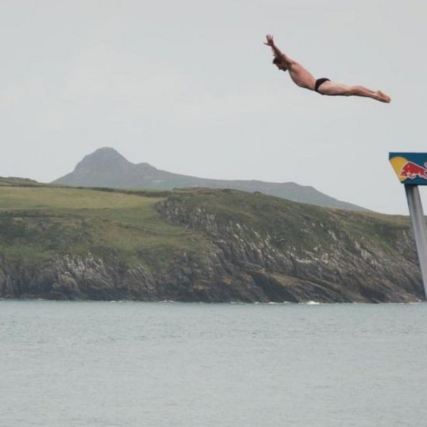 Cliff Diving World Series: Dizzy heights in Pembrokeshire - BBC News