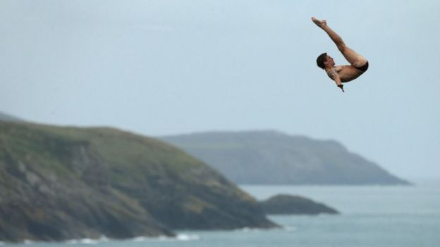 Cliff Diving World Series: Dizzy heights in Pembrokeshire - BBC News