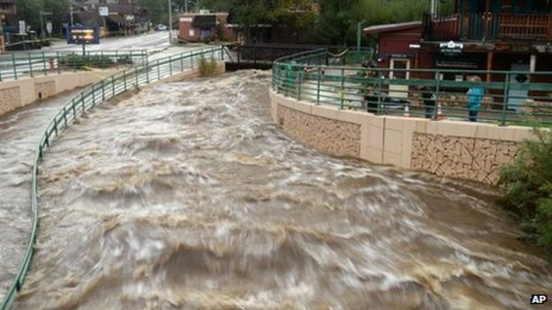 Colorado flooding rescue operation continues - BBC News