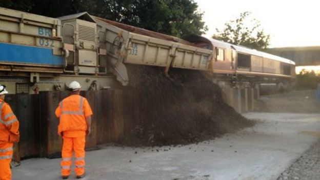 Recycled rail ballast delivered for new Oxford to Bicester line - BBC News